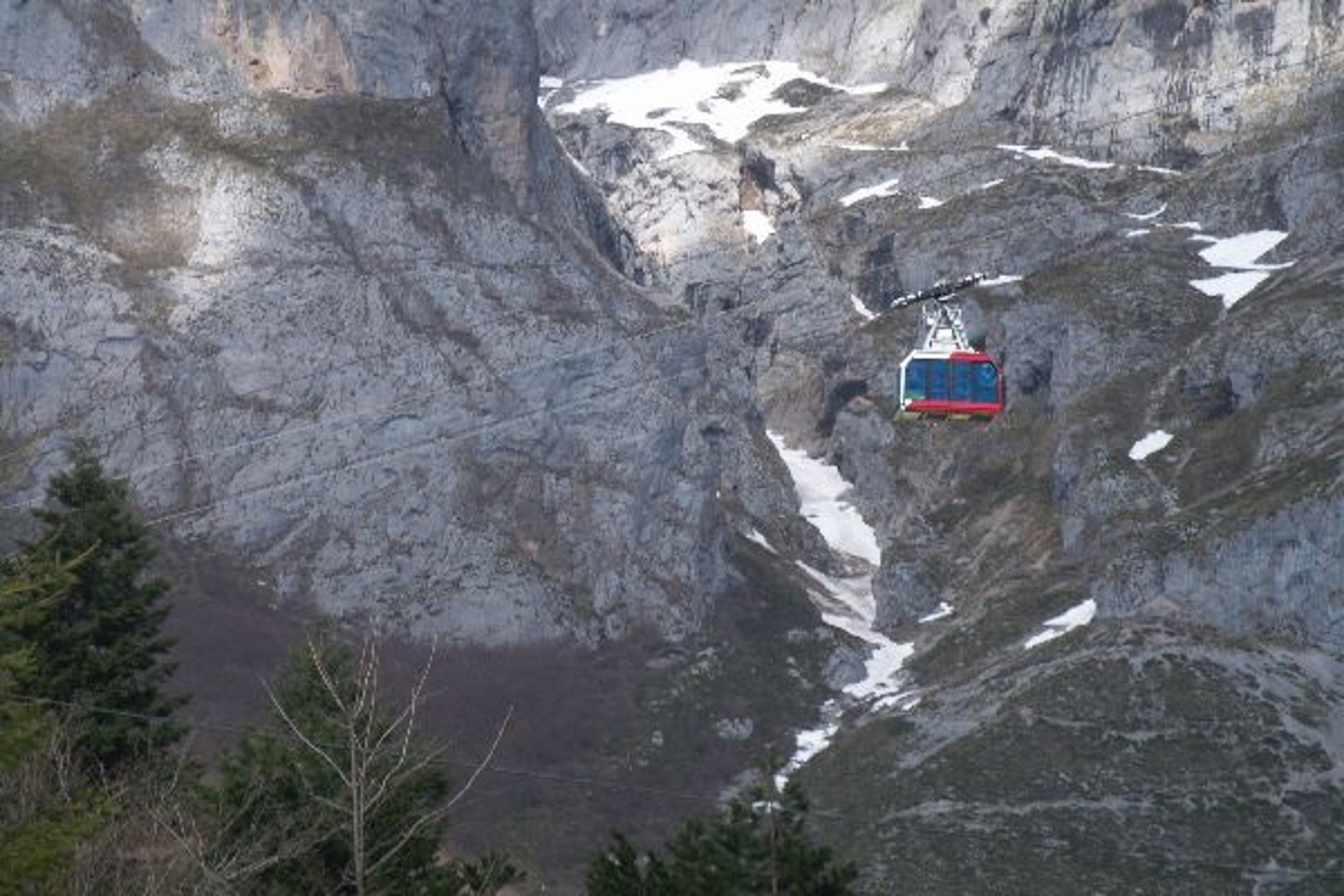 El teleférico de Fuente Dé se ve obligado a cerrar por el fuerte viento ...