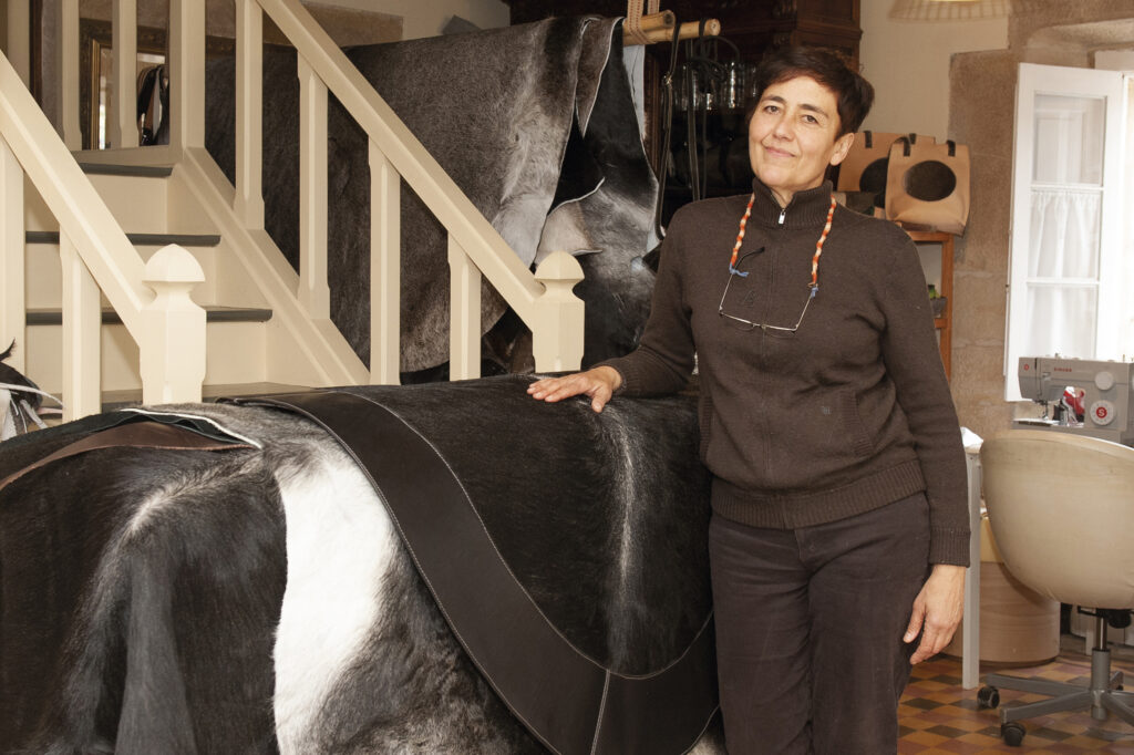 Hosca: Complementos y mobiliario hechos con piel recuperada de tudanca ...