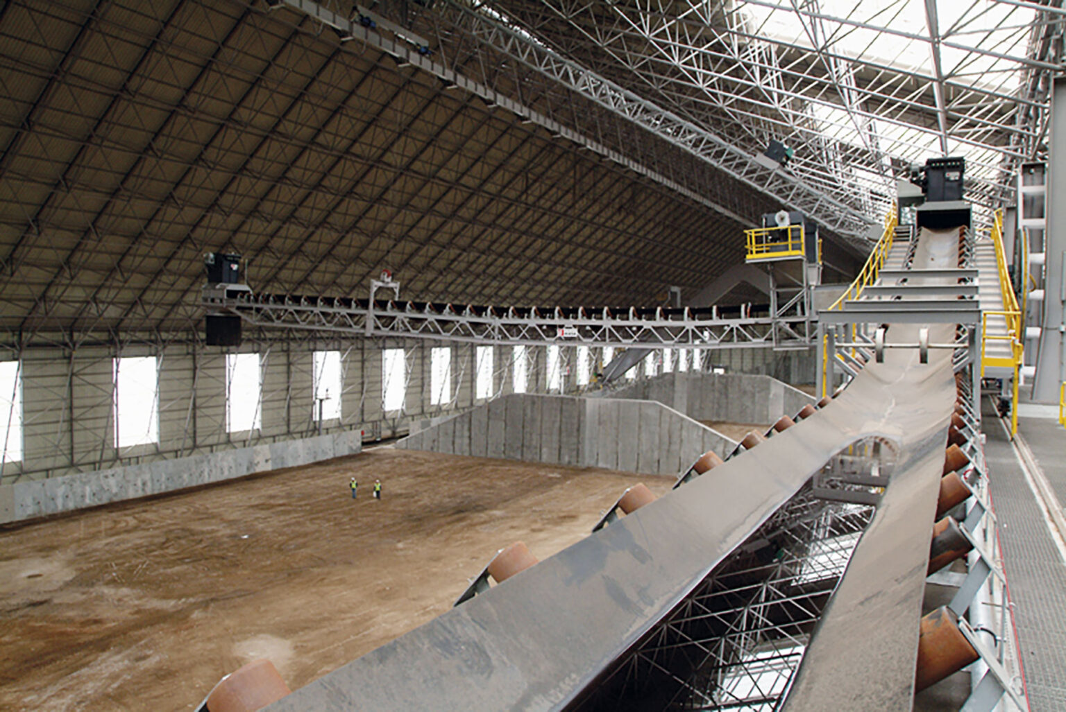 La terminal de graneles sólidos pasa a manos de Abu Dabi - Cantabria ...